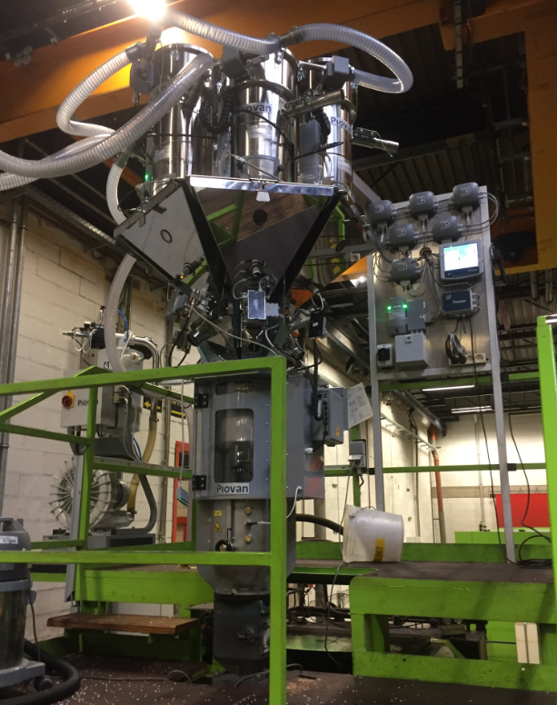 Piovan Q50 batchblender on injectionmolding machine + Piovan Easy3 ...